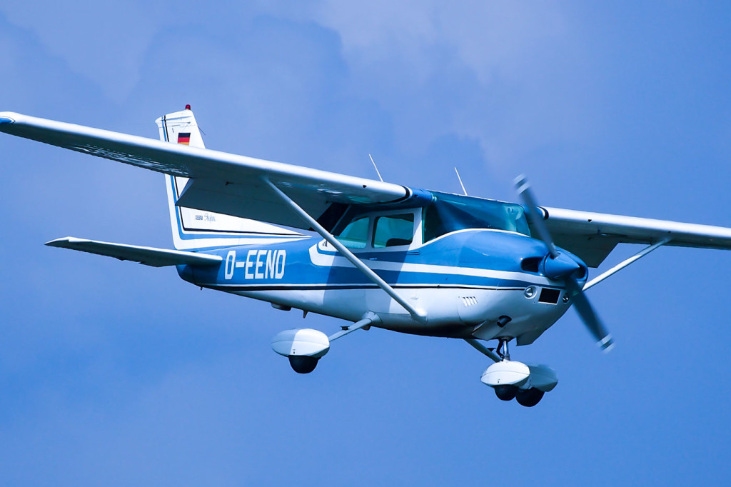 cessna_flying_blue_sky - P. Ponk